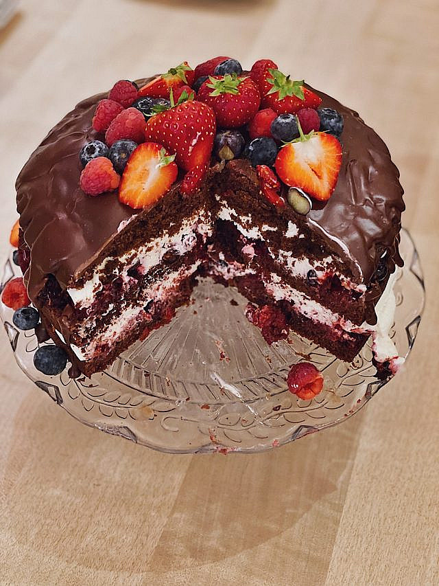 Naked Cake Mit Beeren Mascarponecreme Und Schokoladenganache