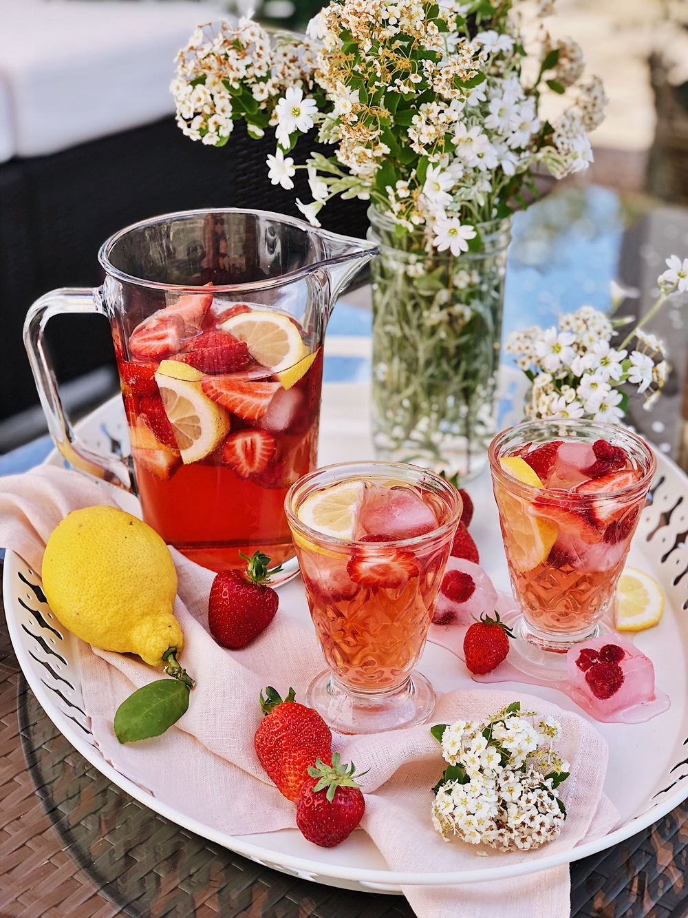Rosé Sommer Cocktail mit Erdbeeren, Himbeeren & Zitrone