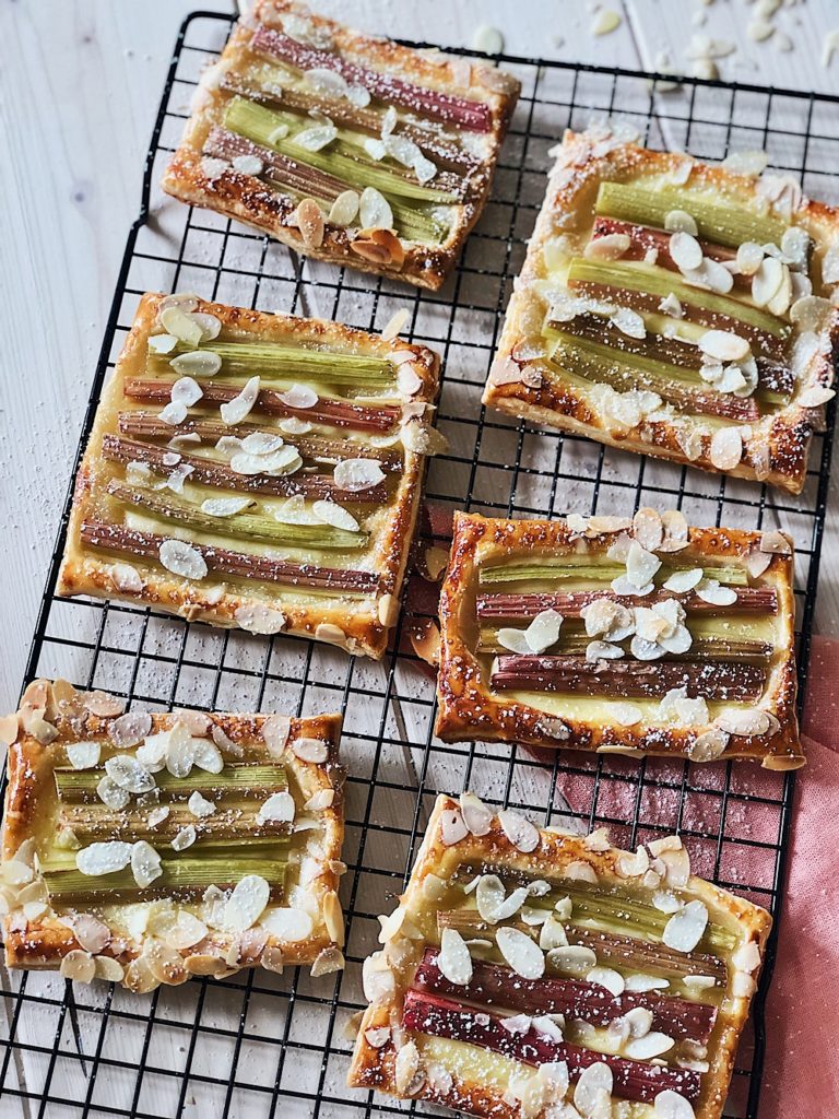 Vanille-Blätterteig-Teilchen mit Rhabarber - Fashion Kitchen