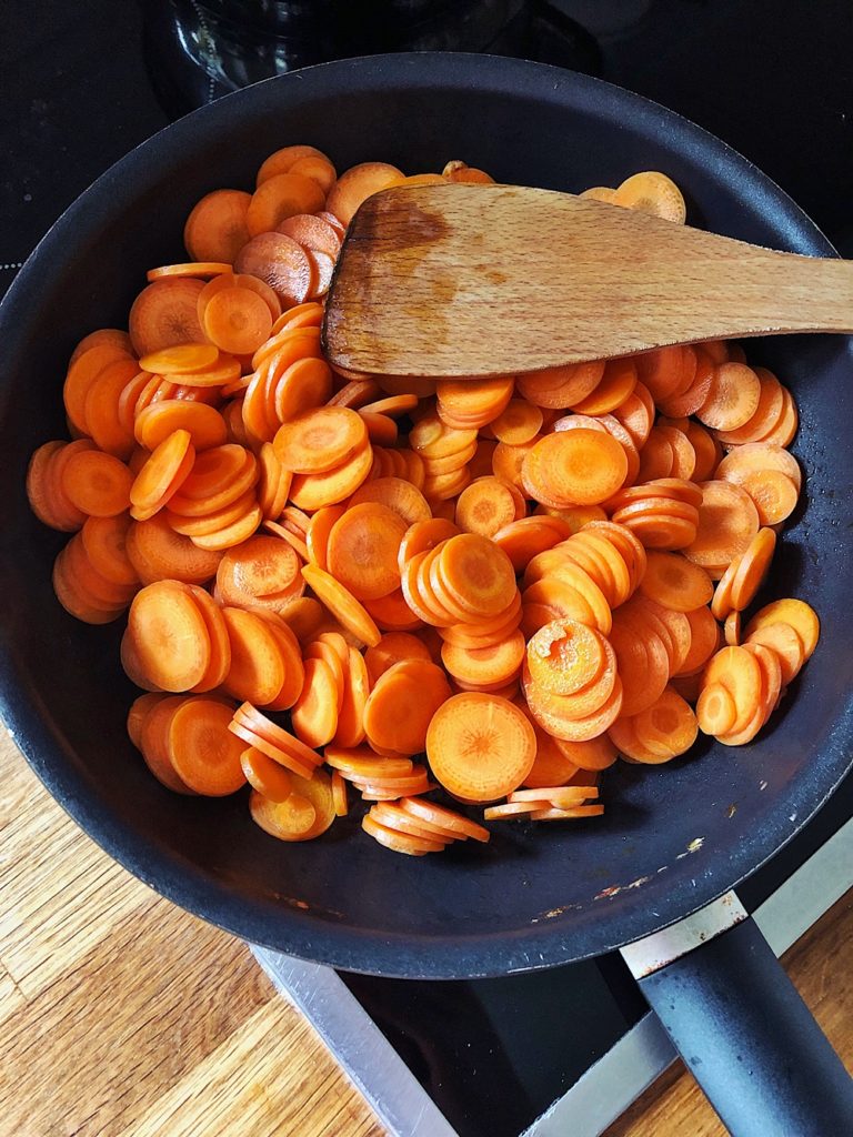 Schweine Lendchen in Pilz-Rahm-Soße, Spätzle & Karottengemüse