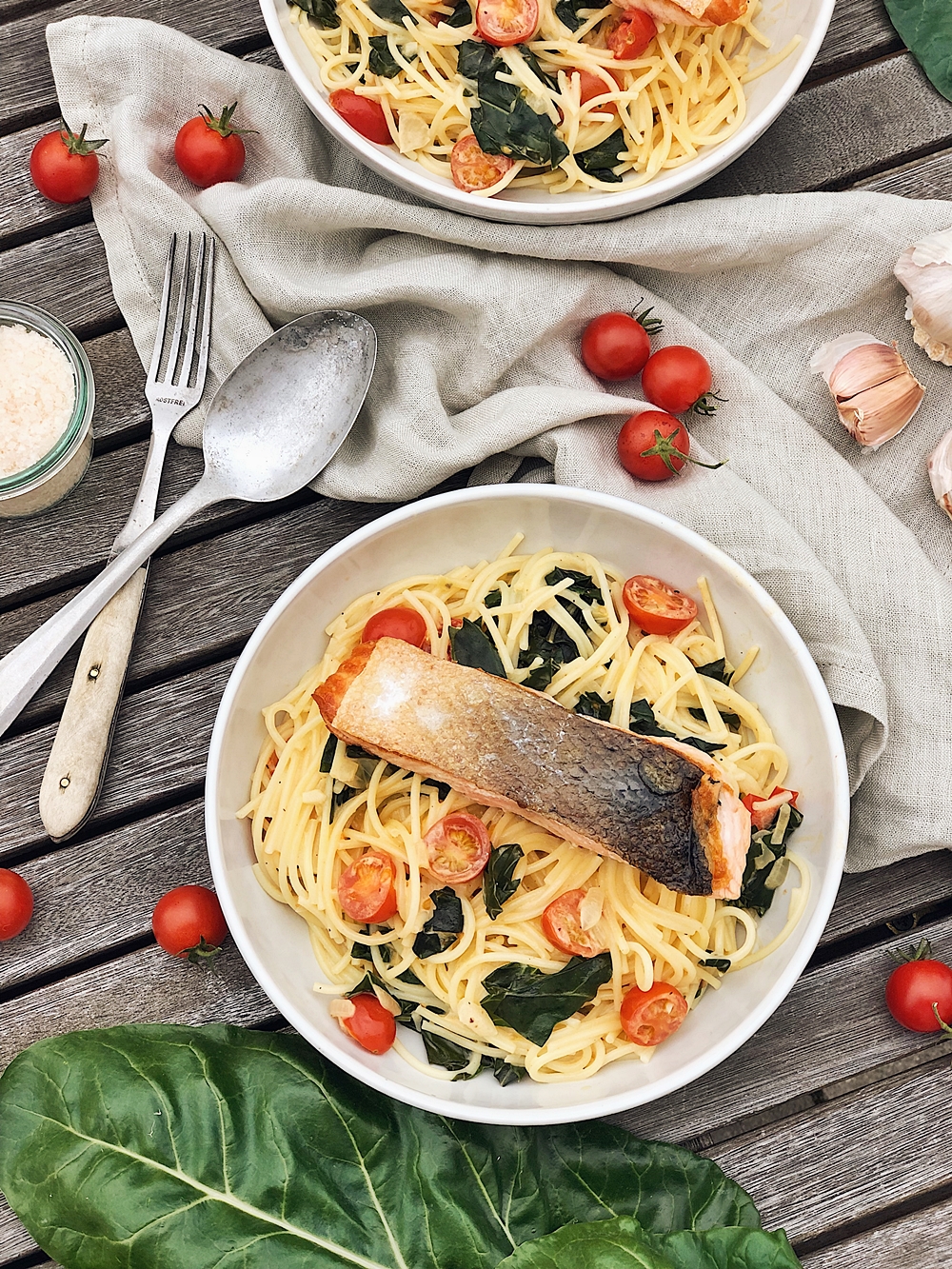 Spaghetti mit Mangold, Cherrytomaten & knusprigen Lachs