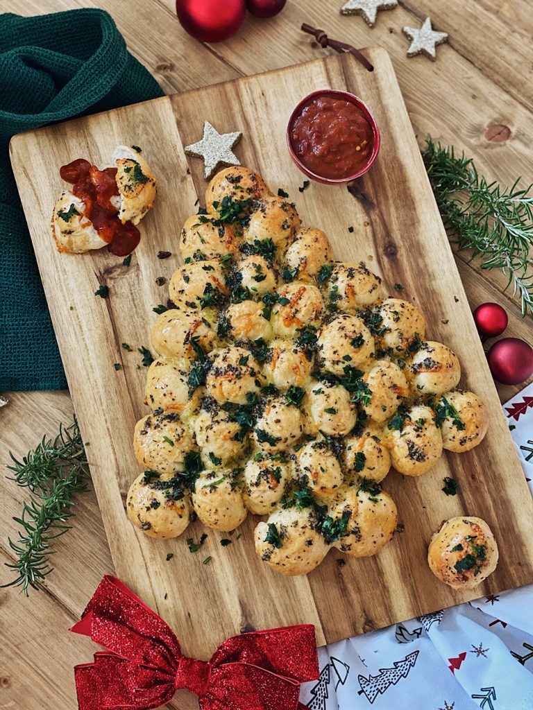 Brötchen-Tannenbaum mit Käsefüllung & Marinara Soße - Fashion Kitchen