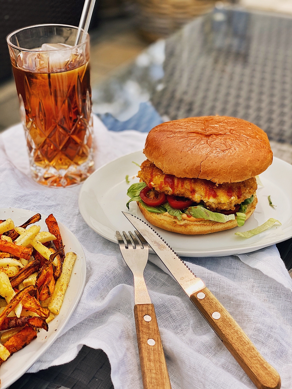 Spicy Chicken Burger mit Kartoffel-Karotten Pommes & Sriracha Mayo